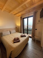 Quarto Duplo Superior | Lençóis italianos Frette, roupa de alta qualidade, edredões de penas 