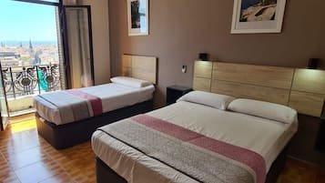 Quarto triplo luxo, banheiro privativo (extra bed) | Escrivaninha, espaço de trabalho para notebook, roupa de cama