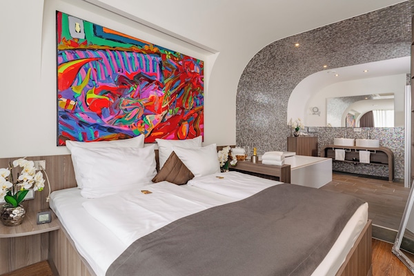 Junior Suite | Camas de colchão pillowtop, cofre no quarto, secretária