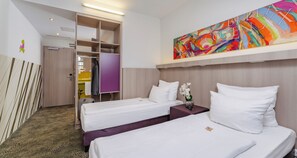 Quarto Duplo Standard | Camas de colchão pillowtop, cofre no quarto, secretária 