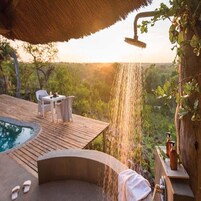 Suite de Luxo (Single) | Casa de banho | Um polibã e uma banheira separados, produtos de higiene exclusivos 