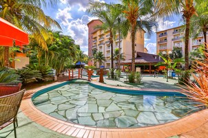 3 piscinas externas, guarda-sóis, espreguiçadeiras