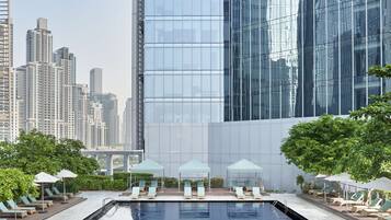 Piscina exterior, guarda-sóis, espreguiçadeiras