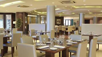 Pequeno-almoço completo diário mediante uma taxa