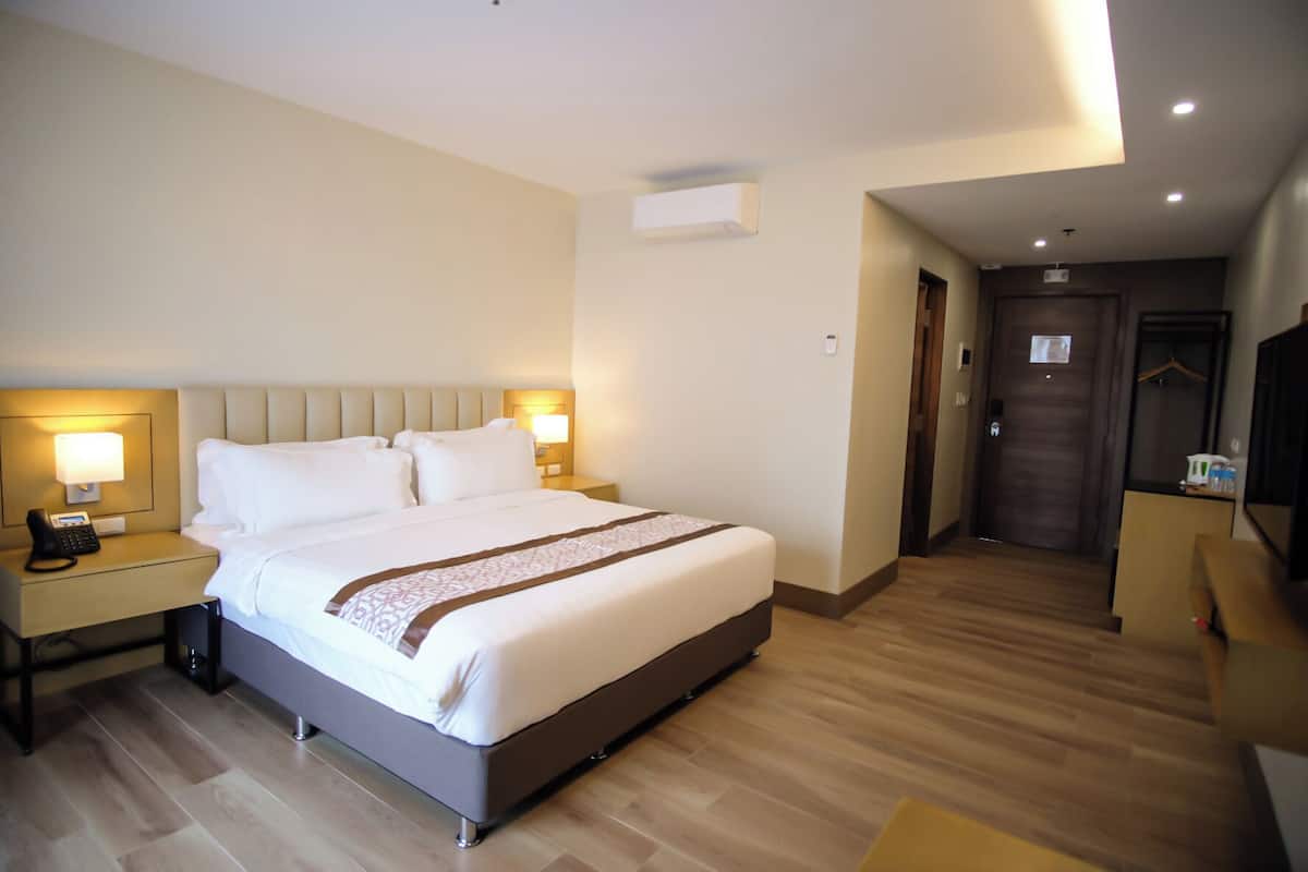 Quarto luxo, 1 cama King | 1 quarto, frigobar, cofres nos quartos, escrivaninha