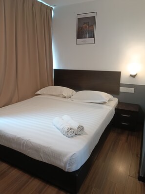 Quarto Triplo Standard | Cofre no quarto, secretária, ferro/tábua de engomar, camas desdobráveis 