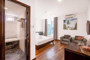 Quarto casal luxo, banheira, vista para a cidade | Vista do quarto
