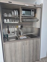 Um frigorífico, um micro-ondas, uma placa de cozinha 