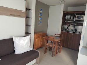 Estúdio, vista para o pátio | Sala de estar | Televisor de ecrã plano de 20 polegadas com canais digitais, televisor 