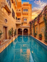 Piscina externa, funciona das 9h às 20h, espreguiçadeiras