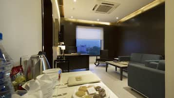 Suite Lua de Mel | Minibar, cofre no quarto, secretária