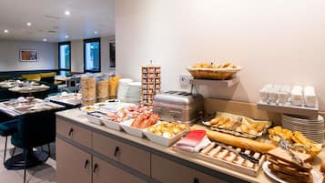 Café da manhã com buffet todos os dias (EUR 15 por pessoa)