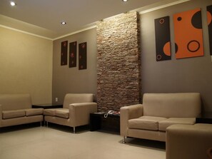 Área de estar no saguão