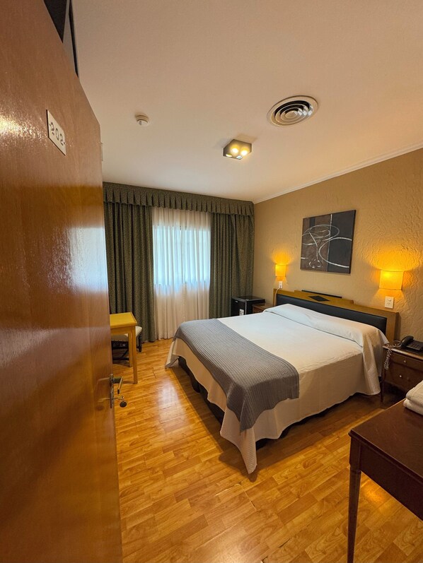 Quarto executivo | Roupas de cama premium, edredons de pluma, camas com colchões pillow-top