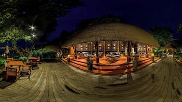 2 restaurantes, com serviço de almoço e jantar; culinária internacional