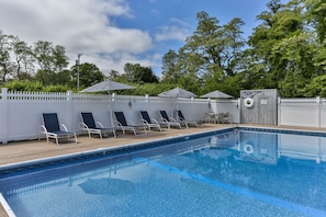 Piscina exterior, espreguiçadeiras