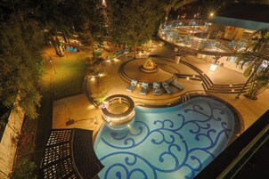 Piscina exterior, espreguiçadeiras 