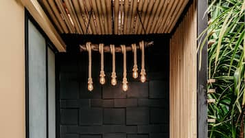 Studio Villa Ocean | Banheiro | Produtos de toalete grátis, secador de cabelo, chinelos