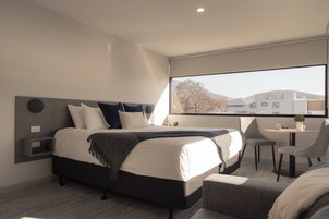 Quarto luxo, vista para o rio | Roupas de cama premium, espaço de trabalho para notebook