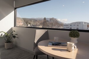 Quarto luxo, vista para o rio | Roupas de cama premium, espaço de trabalho para notebook