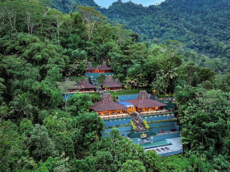 Suite, 1 cama king-size | Sala de estar | Smart TV de 43 polegadas com canais por cabo