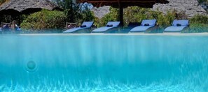 Piscina externa, guarda-sóis, espreguiçadeiras