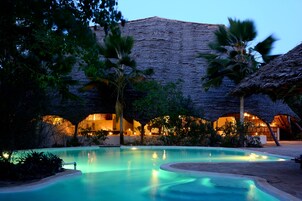 Piscina exterior, guarda-sóis, espreguiçadeiras 