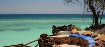 Uma praia privada, espreguiçadeiras, guarda-sóis de praia 