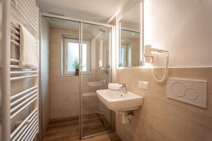 Casa, 6 quartos, vista para a montanha (Not Included: Cleaning Fee 30 EUR p.P) | Banheiro | Chuveiro, secador de cabelo, sabonete, shampoo
