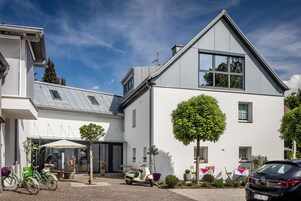 Quarto casal luxo | Área de estar | TV de tela plana