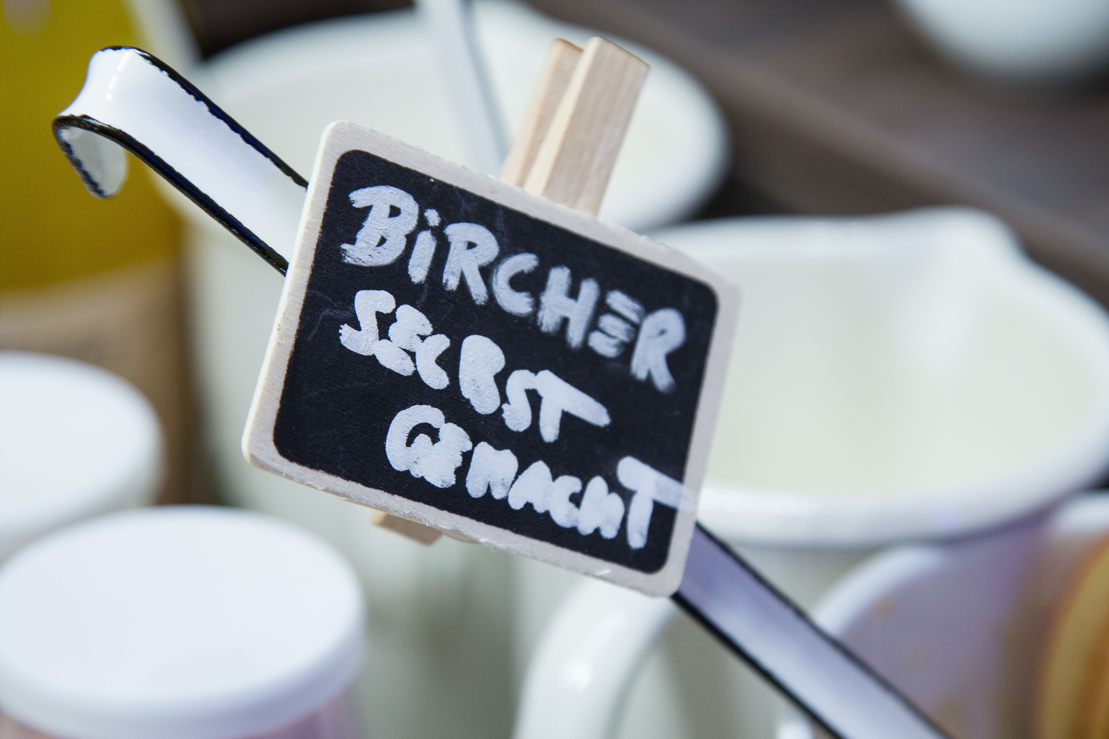 Um quadro-negro com o texto 'Bircher secst gemacht'.