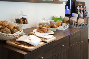 Café da manhã com buffet grátis todos os dias