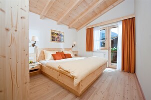 4 quartos, camas de colchão pillowtop, cofre no quarto, secretária 