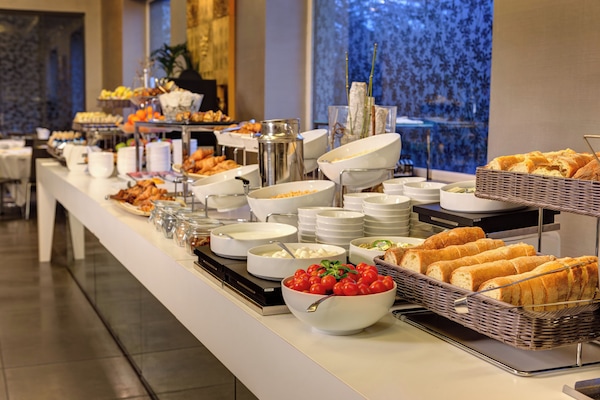 Café da manhã continental todos os dias (EUR 15 por pessoa)