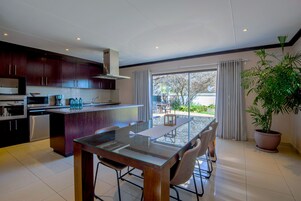Vila superluxo, 3 quartos, 2 banheiros, vista para o jardim | Cozinha privada