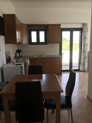 Two-Bedroom Apartment Sea View | Refeições no quarto