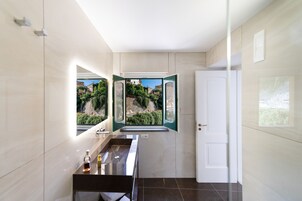 Suíte família | Banheiro | Chuveiro, chuveiro com efeito de chuva, produtos de toalete grátis 