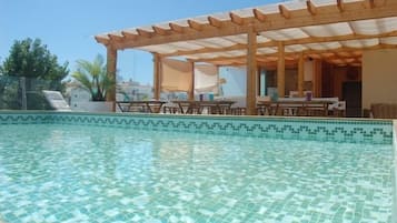 Piscina exterior, espreguiçadeiras