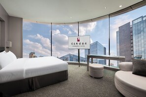 Suite Empresarial | Cofre no quarto, secretária, cortinas/cortinados opacos 