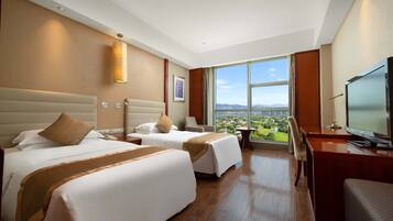 Quarto Standard | Minibar com produtos grátis, secretária