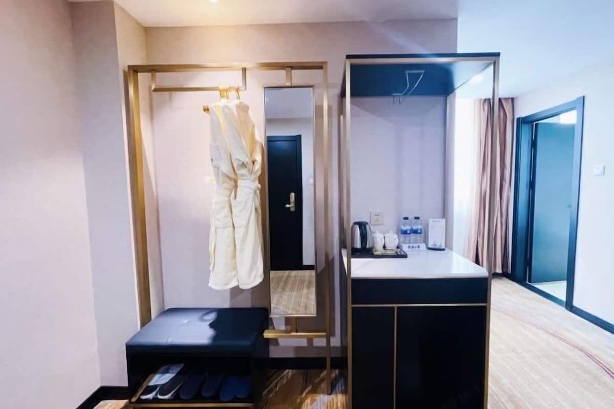 Minibar, cofre no quarto, ferro/tábua de engomar