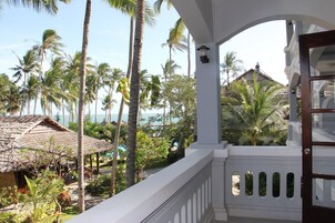 Quarto luxo, 1 cama Queen, vista para o oceano | Sacada