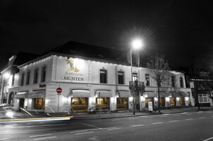 Fachada da propriedade à noite