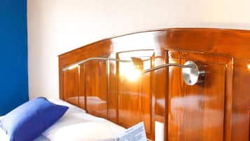 Secretária, cortinas/cortinados opacos, ferro/tábua de engomar
