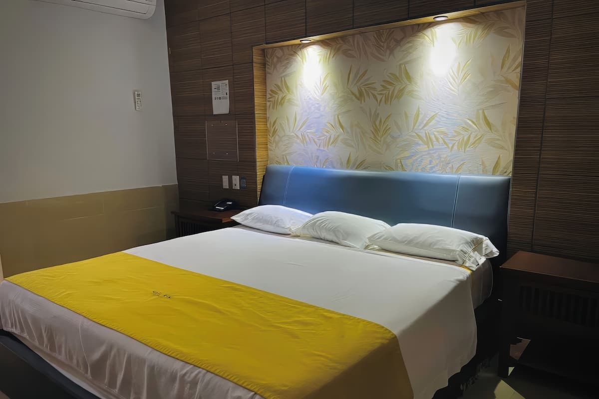 Quarto Standard | Camas de colchão pillowtop, cofre no quarto, secretária, Wi-fi grátis