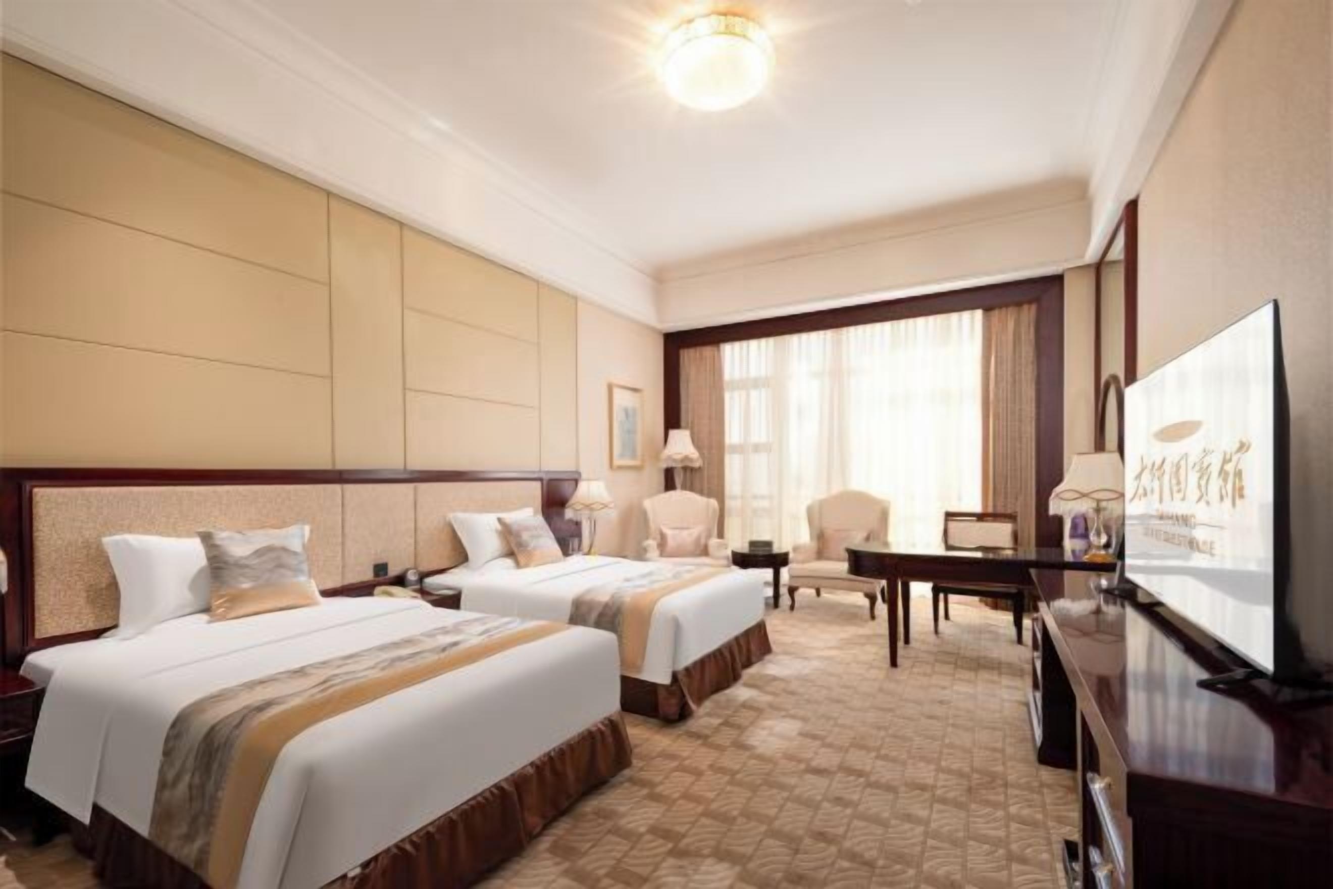 Minibar, cofre no quarto, despertadores 