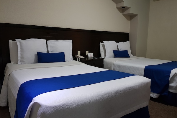 Quarto Duplo Empresarial, 2 camas de casal | Roupa de alta qualidade, cofre no quarto, secretária