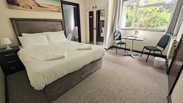 Quarto casal standard, 1 cama de casal, para não fumantes, suíte | Wi-Fi de cortesia, roupa de cama