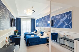 Quarto Duplo Deluxe | Minibar, cofre no quarto, secretária, ferro/tábua de engomar 