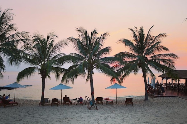 Praia particular, espreguiçadeiras, guarda-sóis, toalhas de praia